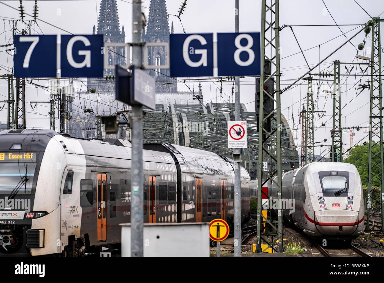 Rail traffic on the route between Cologne Central Station and Cologne ...