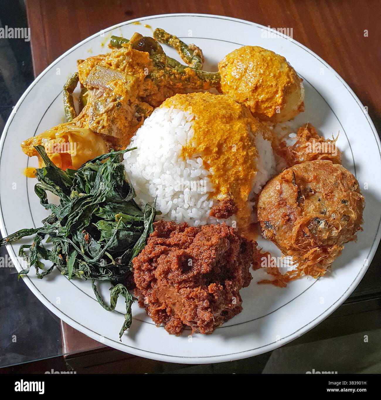 Nasi Padang Rendang, Indonesian food from West Sumatra with Beef ...