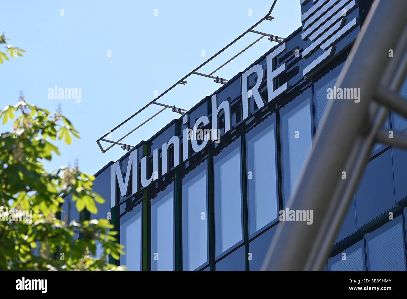 Munich, Deutschland. 28th Apr, 2025. Lettering, company logo, logo in ...