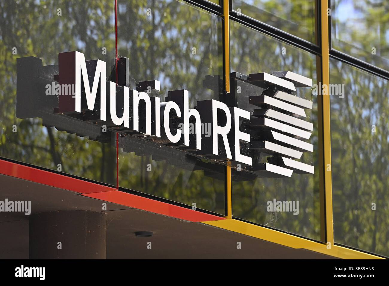 Munich, Deutschland. 28th Apr, 2025. Lettering, company logo, logo in ...