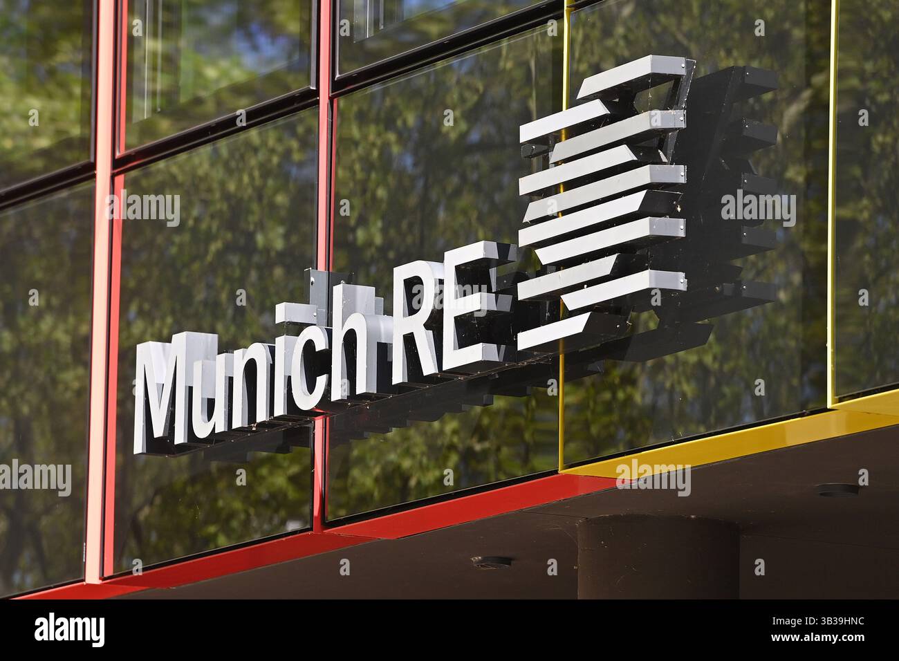 Munich, Deutschland. 28th Apr, 2025. Lettering, company logo, logo in ...