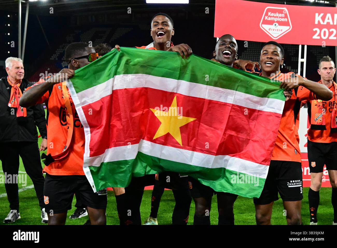 UTRECHT - The Surinamese players of FC Volendam celebrate the ...