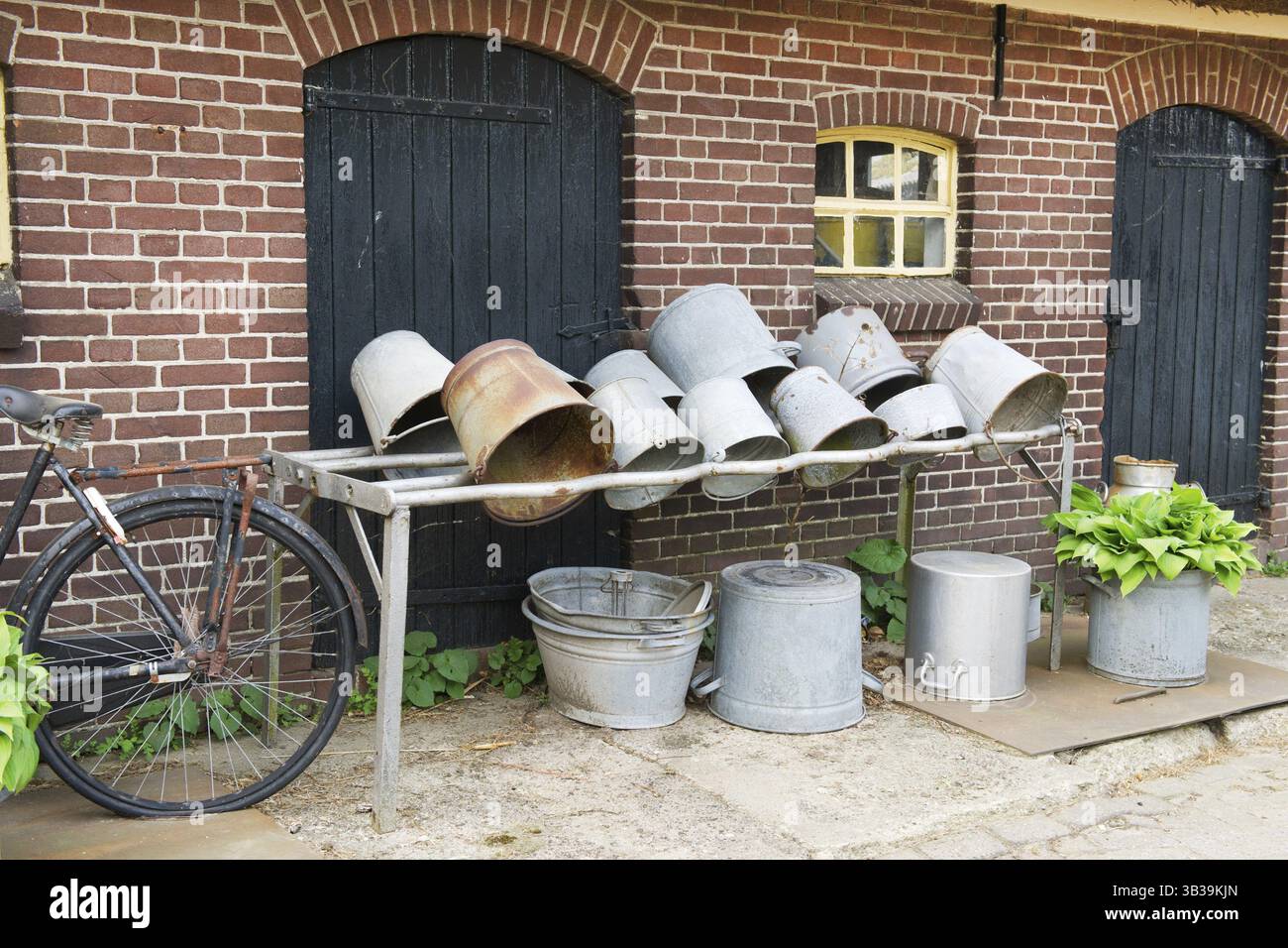 Old farm milk containers hi-res stock photography and images - Alamy