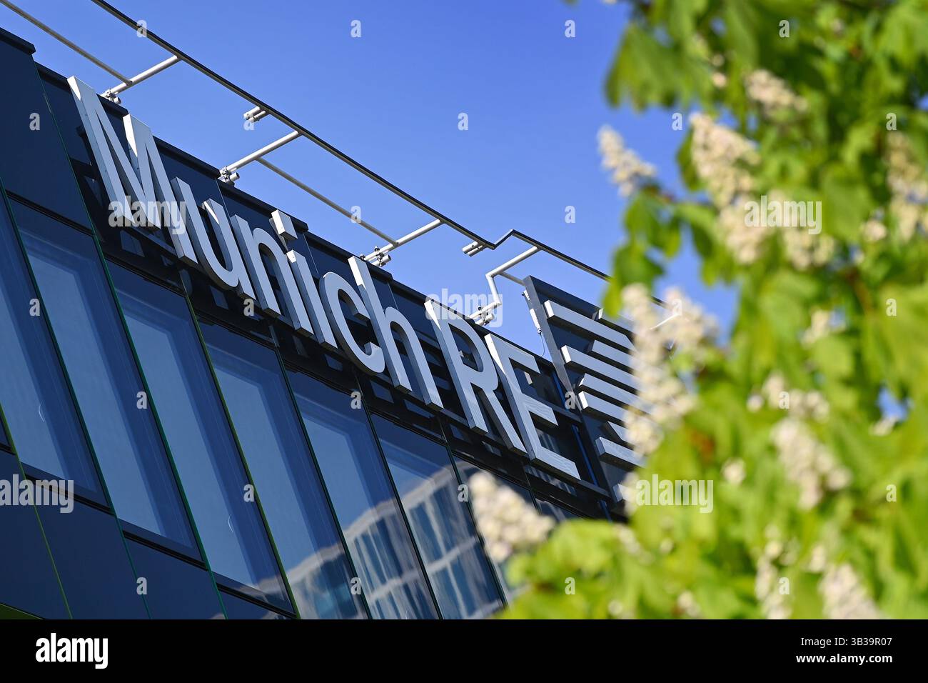 Munich, Deutschland. 28th Apr, 2025. Lettering, company logo, logo in ...