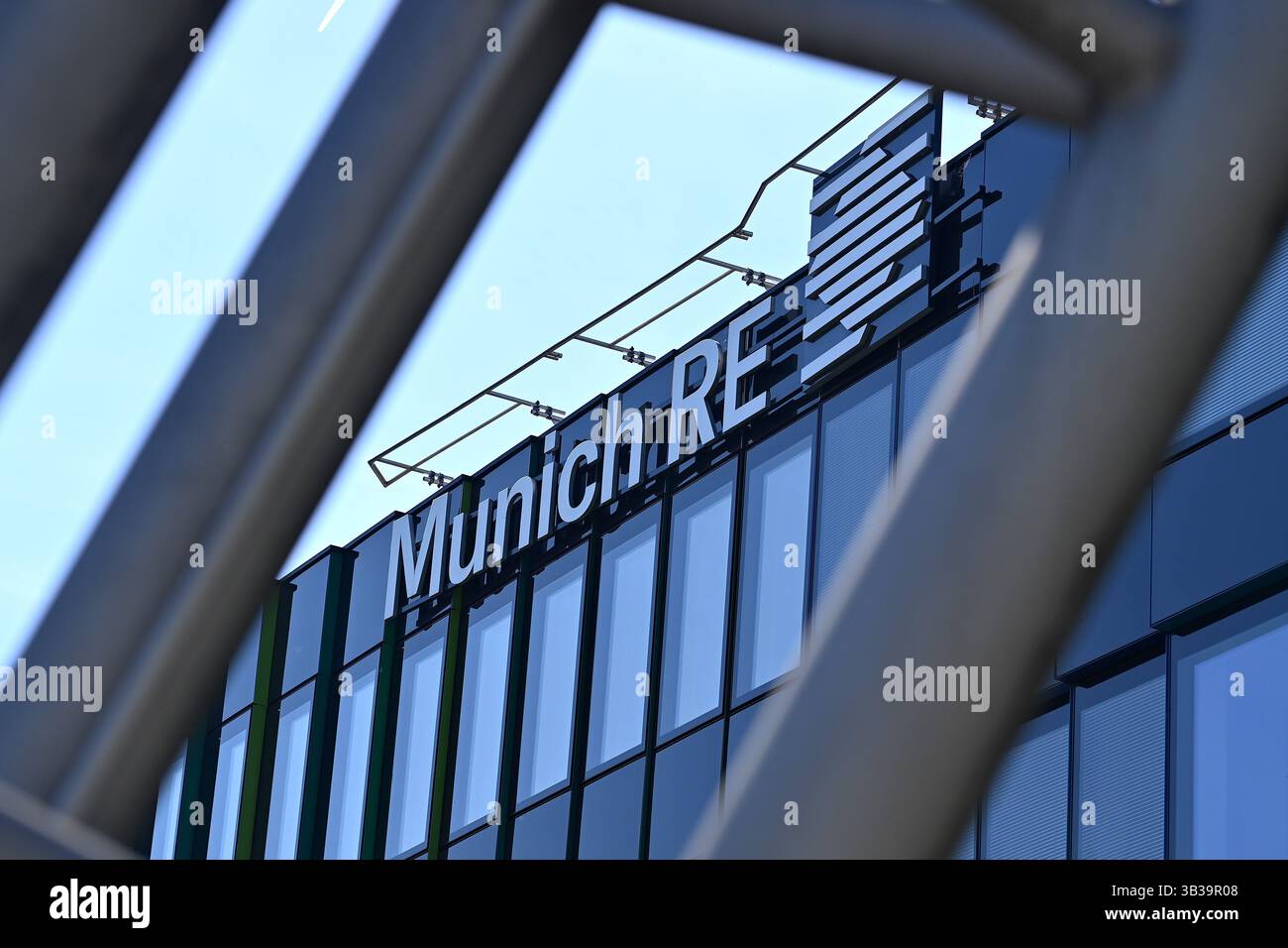 Munich, Deutschland. 28th Apr, 2025. Lettering, company logo, logo in ...