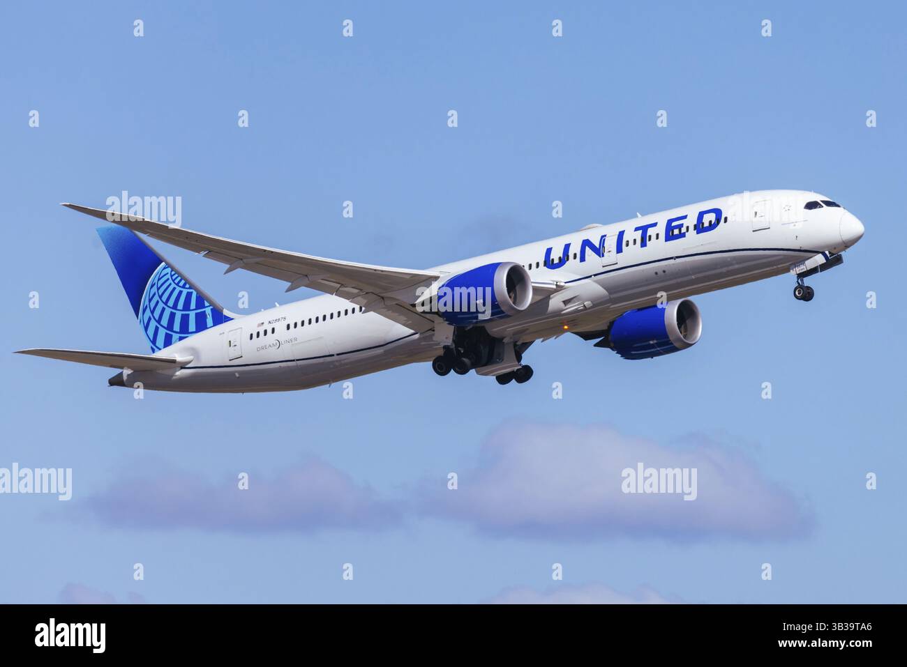MELBOURNE, AUSTRALIA - SEPTEMBER 07, 2024: A United Airlines Boeing 787 ...