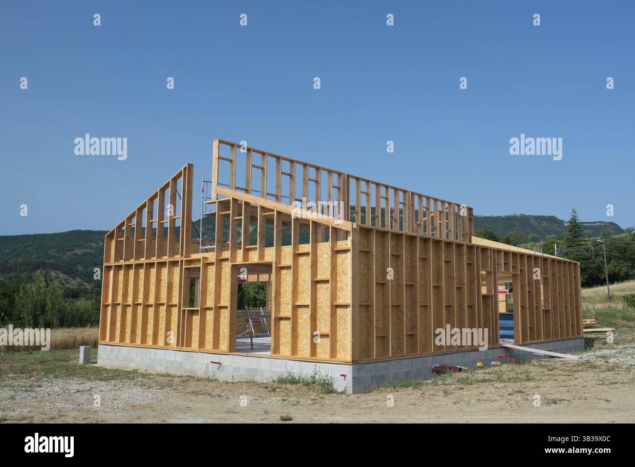 Frame of building a wooden house Stock Photo - Alamy