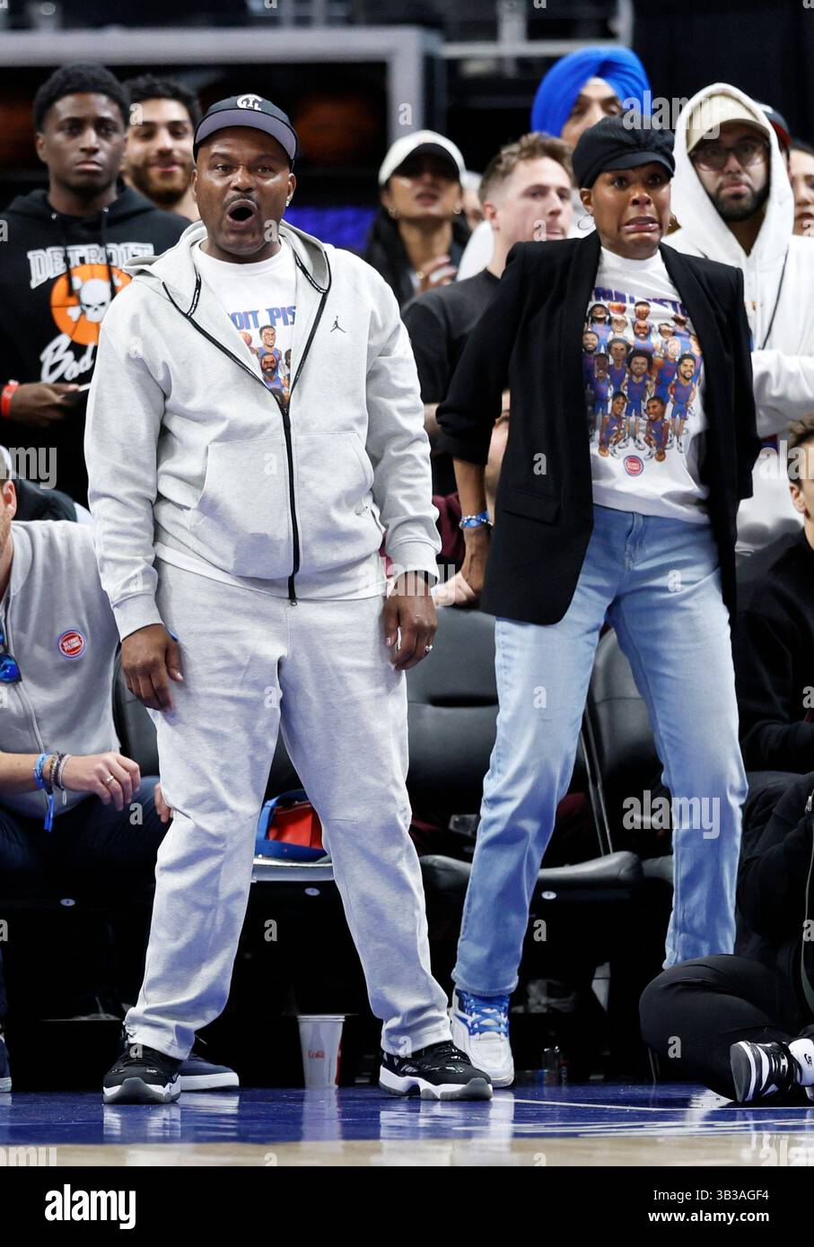 Tim Hardaway, left, and his wife Yolanda watch their son, Detroit ...