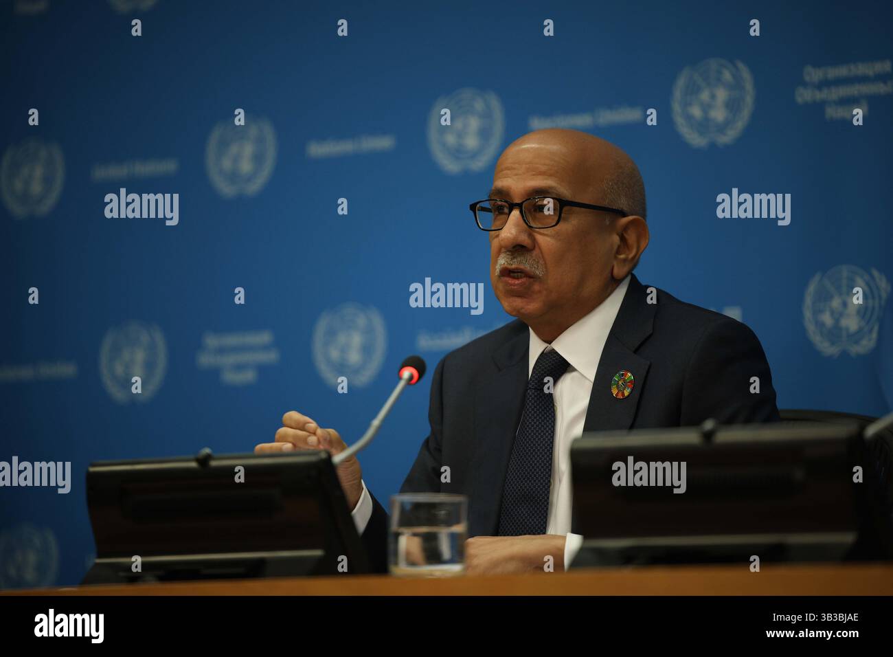 Follow up financing hi-res stock photography and images - Alamy