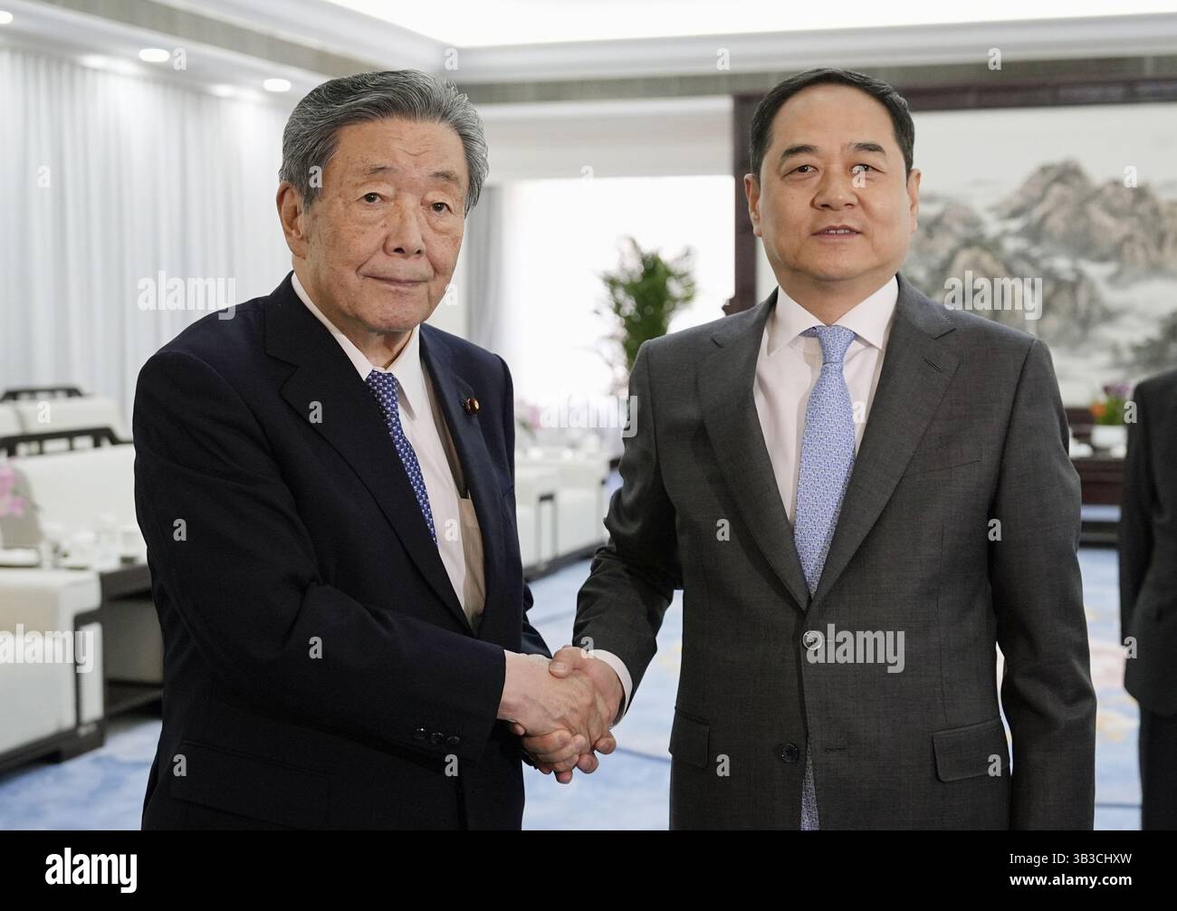 Hiroshi Moriyama (L), secretary general of Japan's ruling Liberal ...