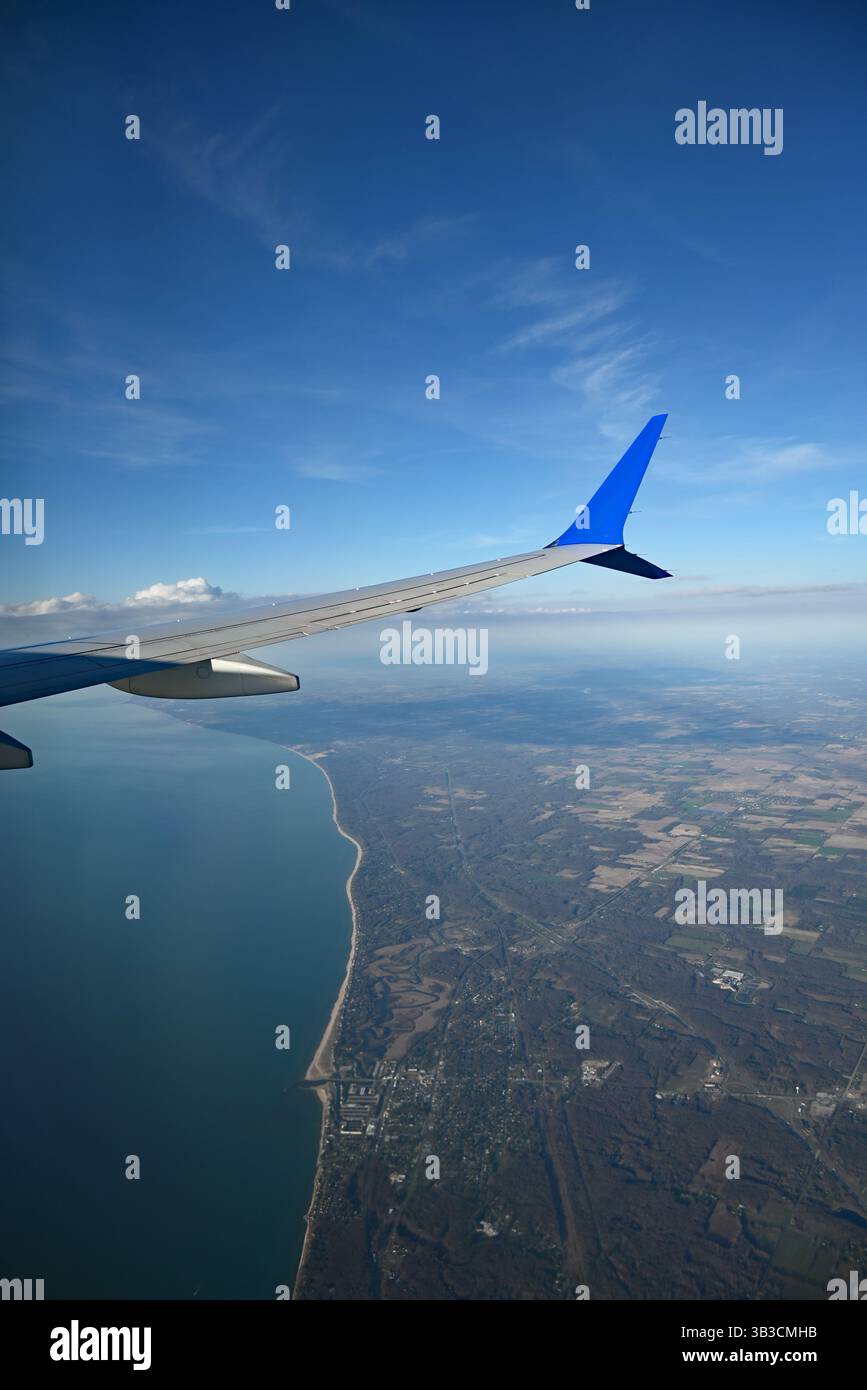 Looking out the window of a plane as it crosses over Lake Michigan on a flight to Chicago Stock ...