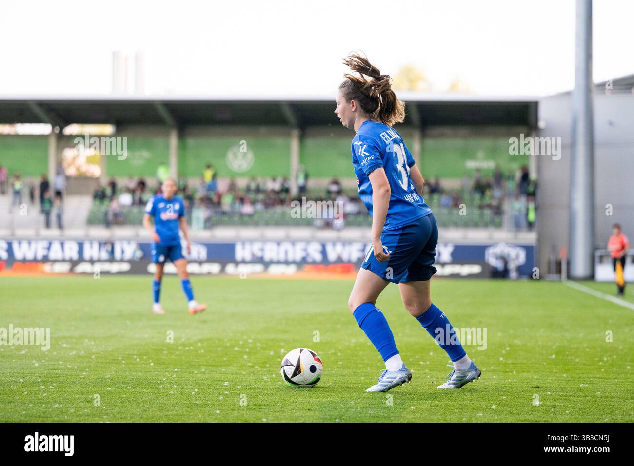 Jana Feldkamp (TSG Hoffenheim, #31) am Ball, GER, VfL Wolfsburg vs TSG ...