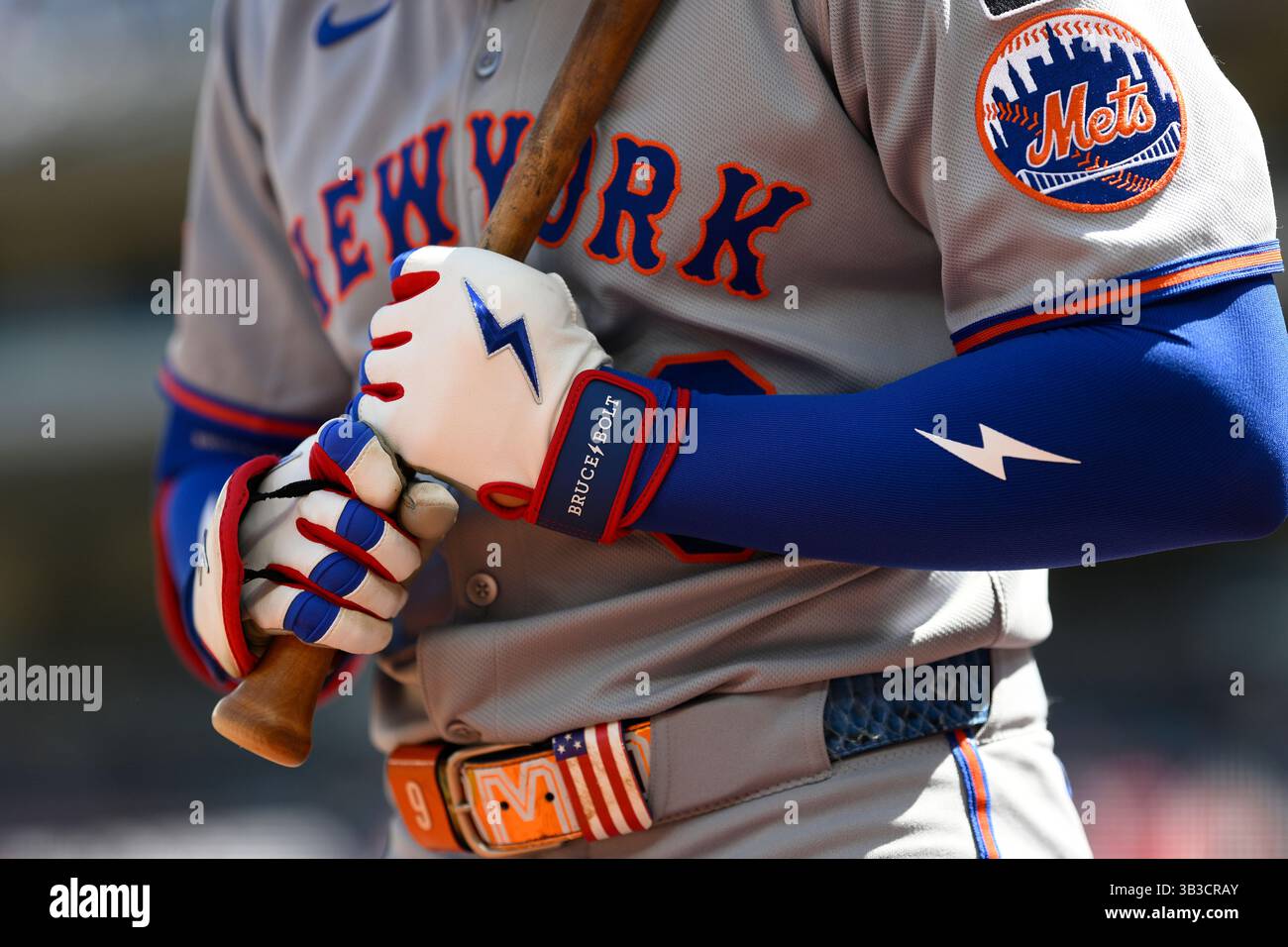 New York Mets' Brandon Nimmo waits on deck during a baseball game ...