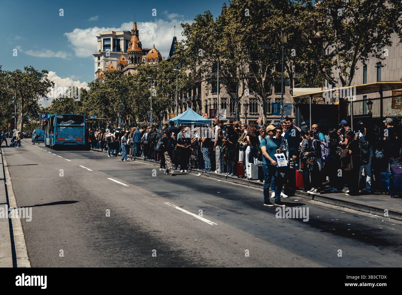 Barcelona, Spain. 28th Apr, 2025. Travelers endure lengthy queues for ...