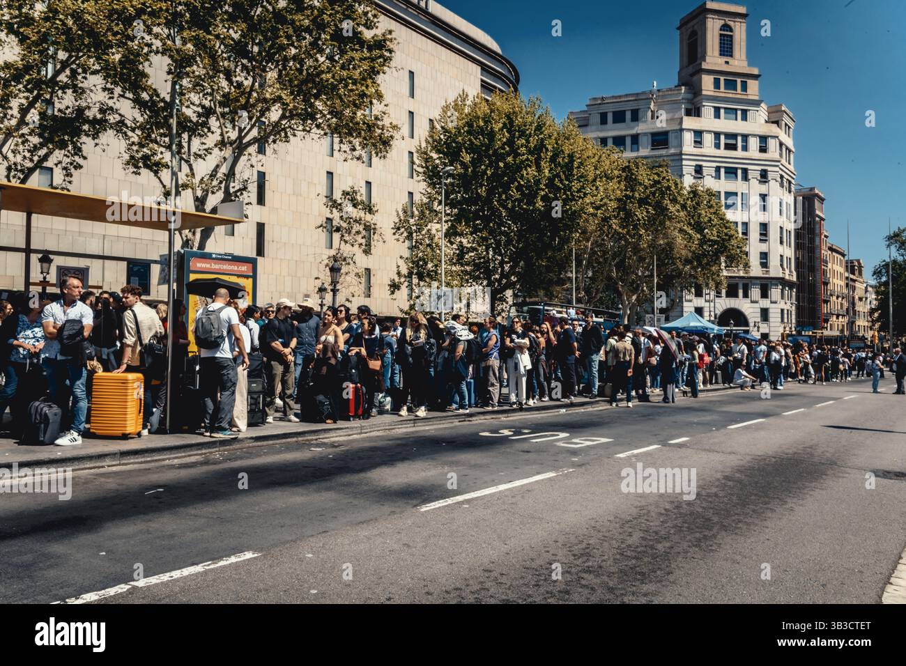 Barcelona, Spain. 28th Apr, 2025. Travelers endure lengthy queues for ...