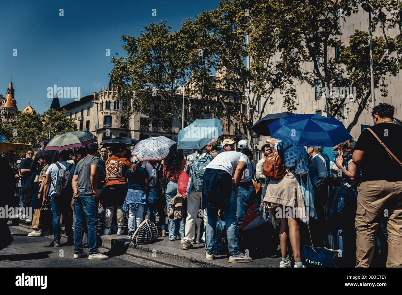 Barcelona, Spain. 28th Apr, 2025. Travelers endure lengthy queues for ...