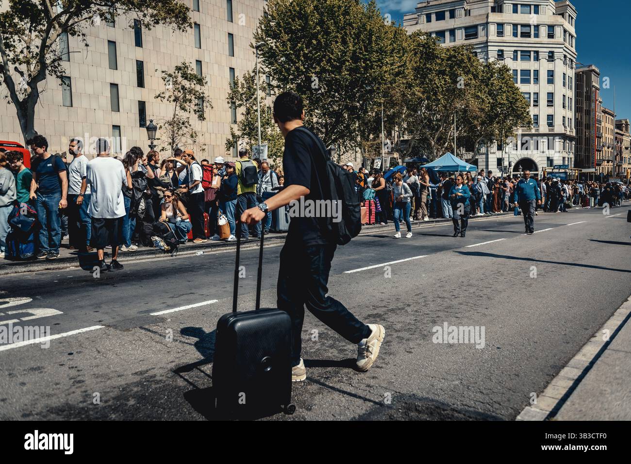 Barcelona, Spain. 28th Apr, 2025. Travelers endure lengthy queues for ...