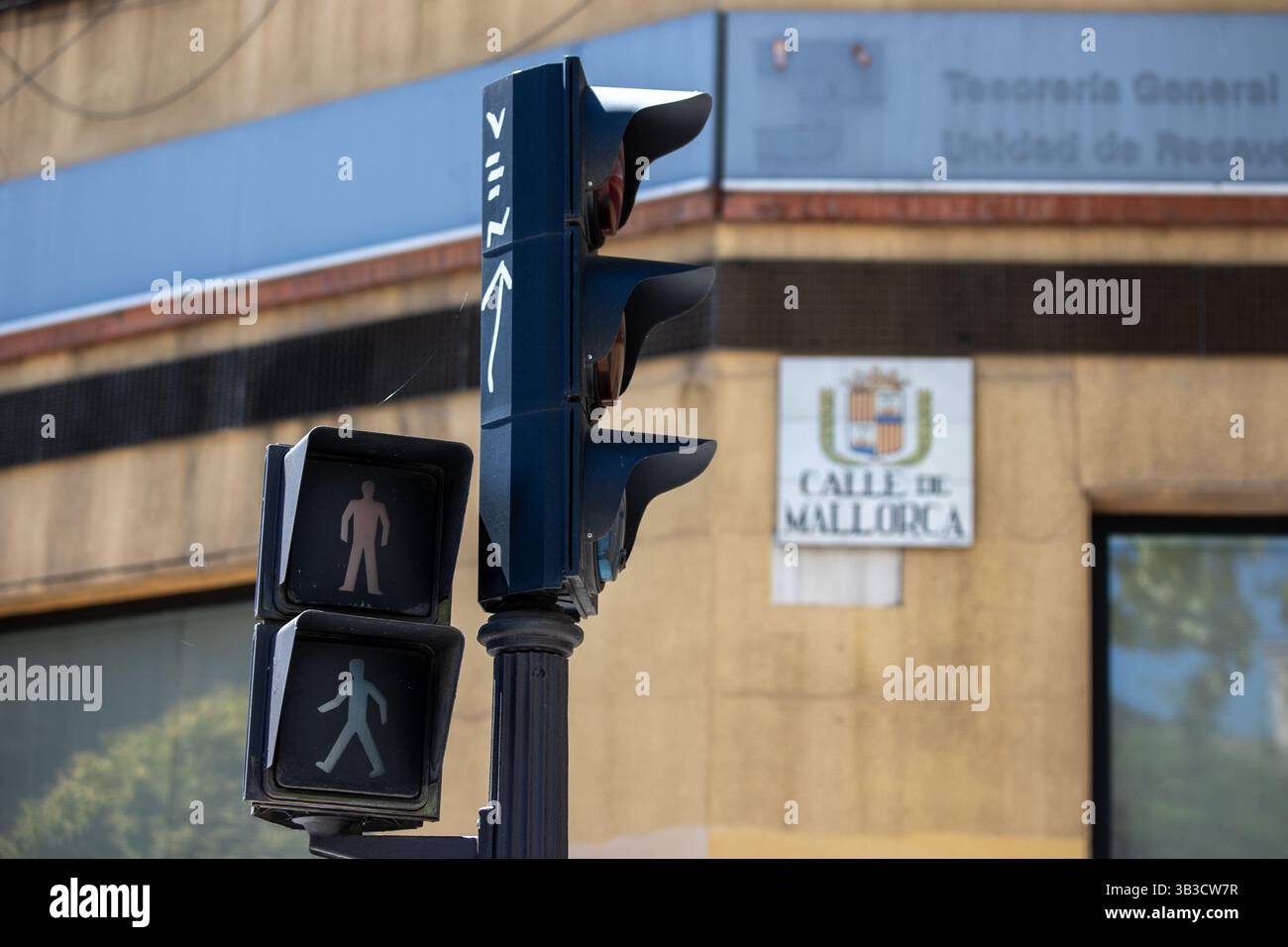 Madrid, Spain. 28th Apr, 2025. A traffic light remains inoperative in ...