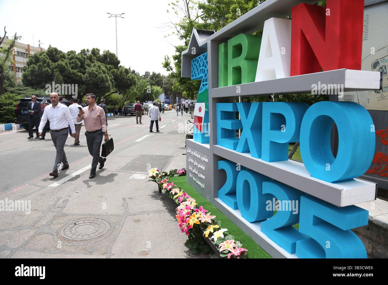 (250429) -- TEHRAN, April 29, 2025 (Xinhua) -- People visit the 7th ...