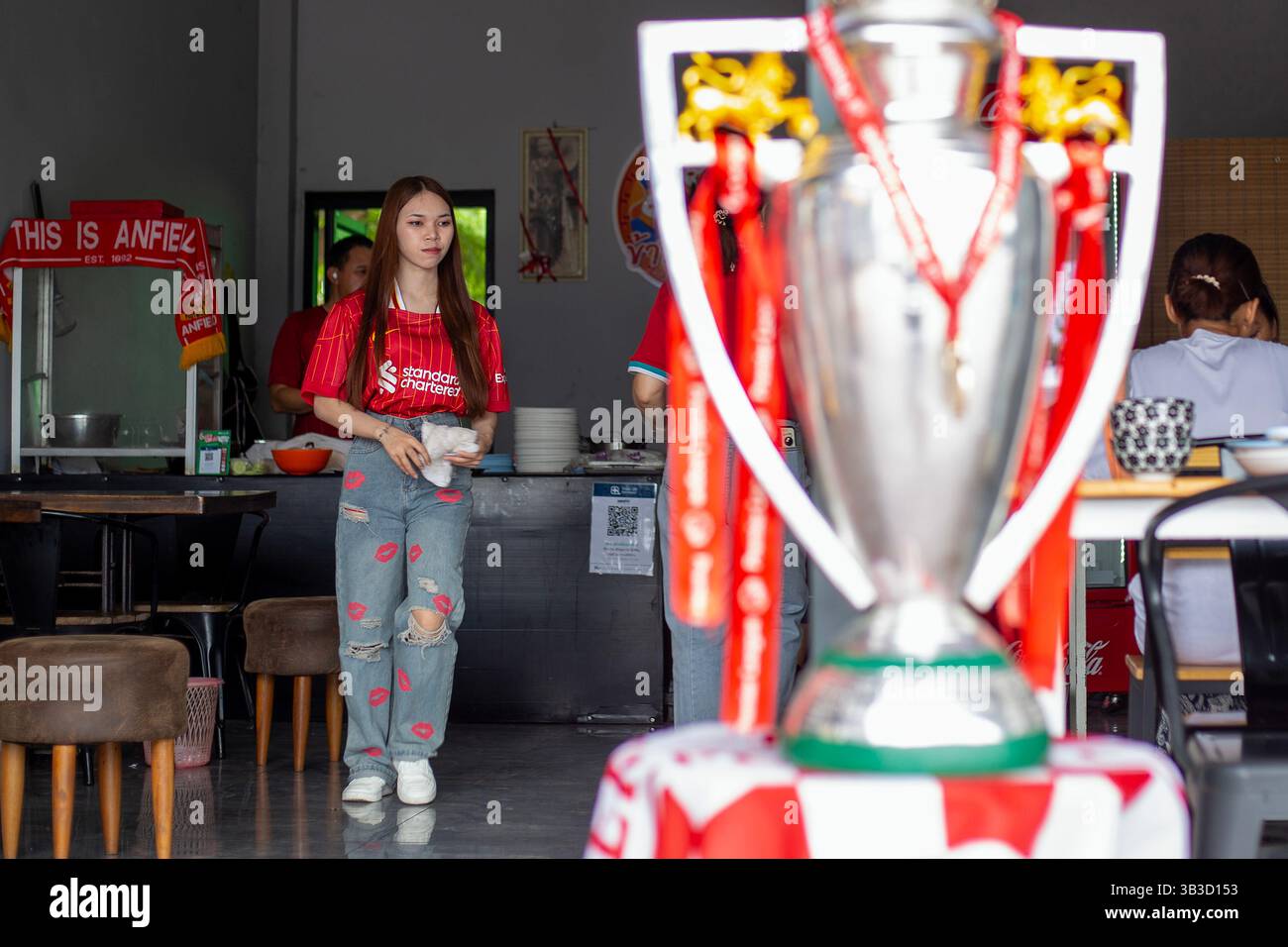 Lamphun, Thailand. 28th Apr, 2025. A chicken rice restaurant employee ...