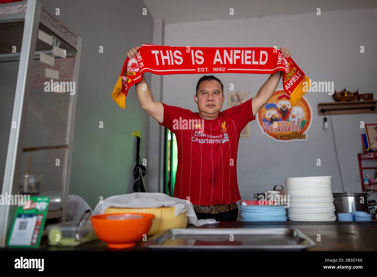 Lamphun, Thailand. 28th Apr, 2025. The owner of a chicken rice ...