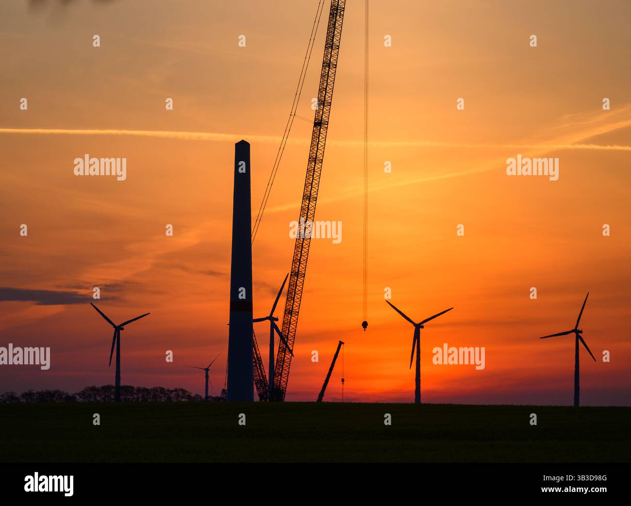 Lebus, Germany. 29th Apr, 2025. The sunrise shines over the landscape ...