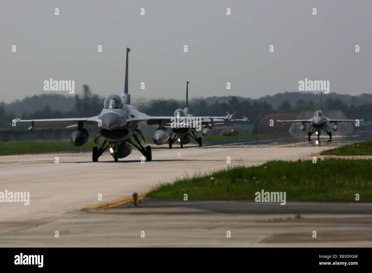 U.S. Air Force F-16 Fighting Falcon aircraft with the 36th Fighter ...