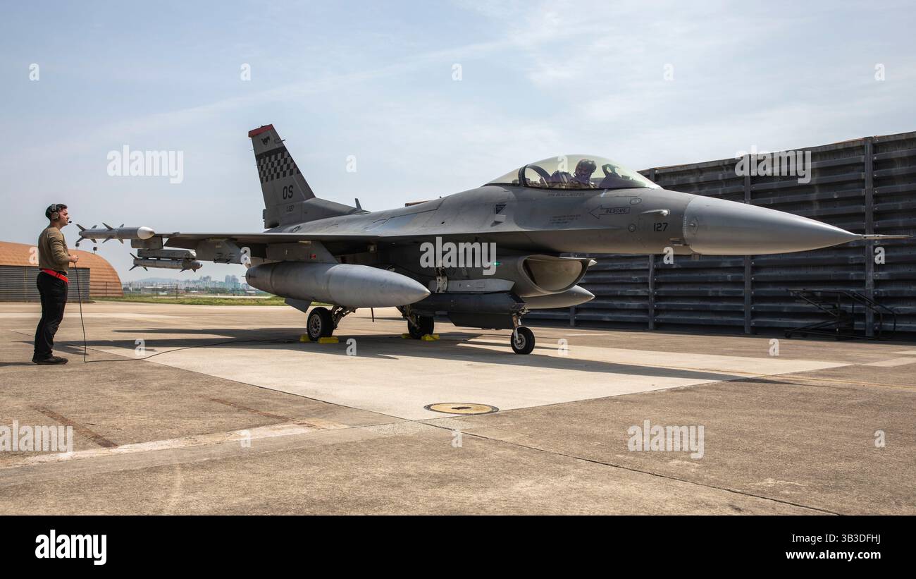 A U.S. Air Force F-16 Fighting Falcon aircraft with the 36th Fighter ...