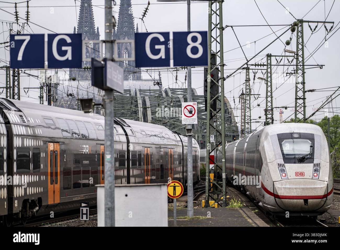 Rail traffic on the line between Cologne Central Station and Cologne ...