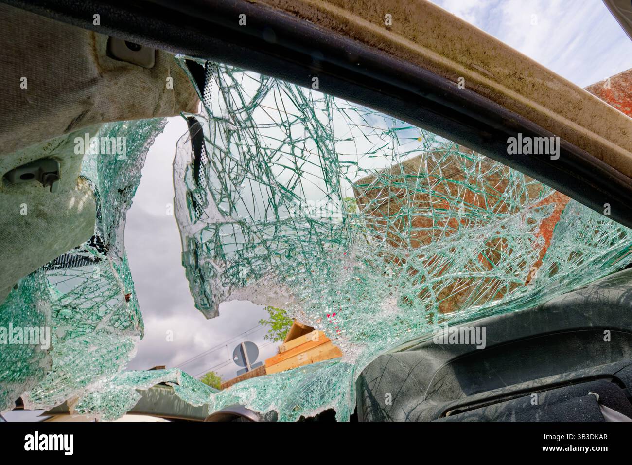 Unfall-Schaden. Zerbrochene Autoscheibe . Siegsdorf Bayern Deutschland ...