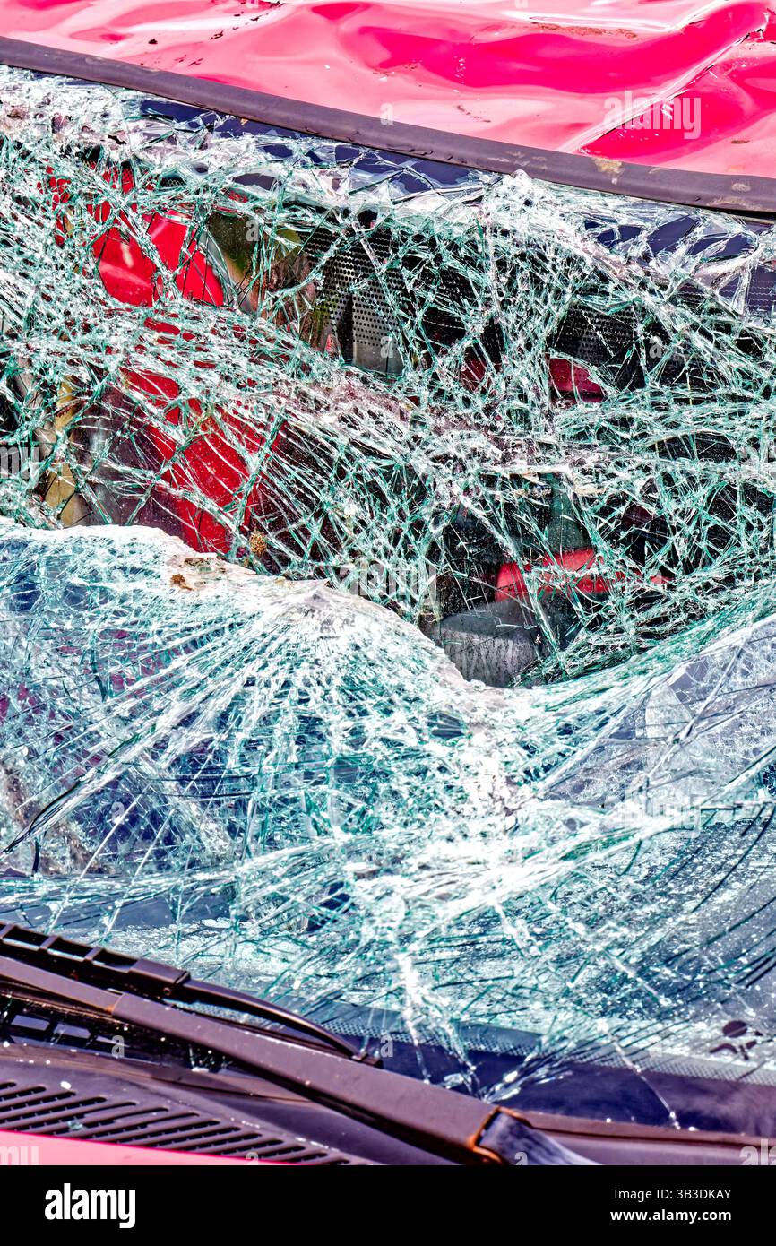 Unfall-Schaden. Zerbrochene Autoscheibe . Siegsdorf Bayern Deutschland ...