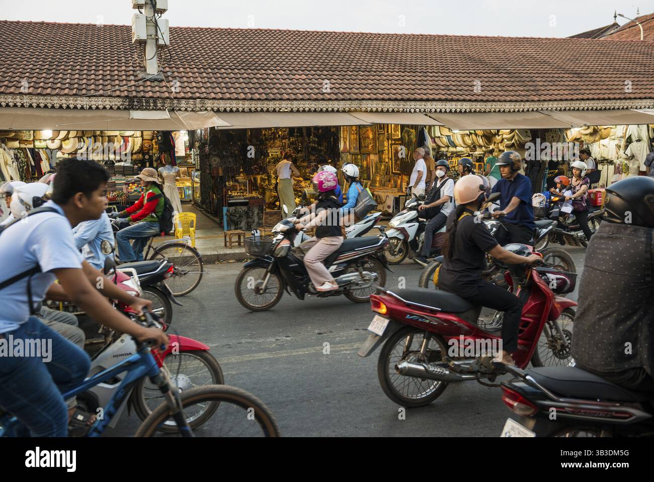 Everyday urban scenes south asia hi-res stock photography and images ...