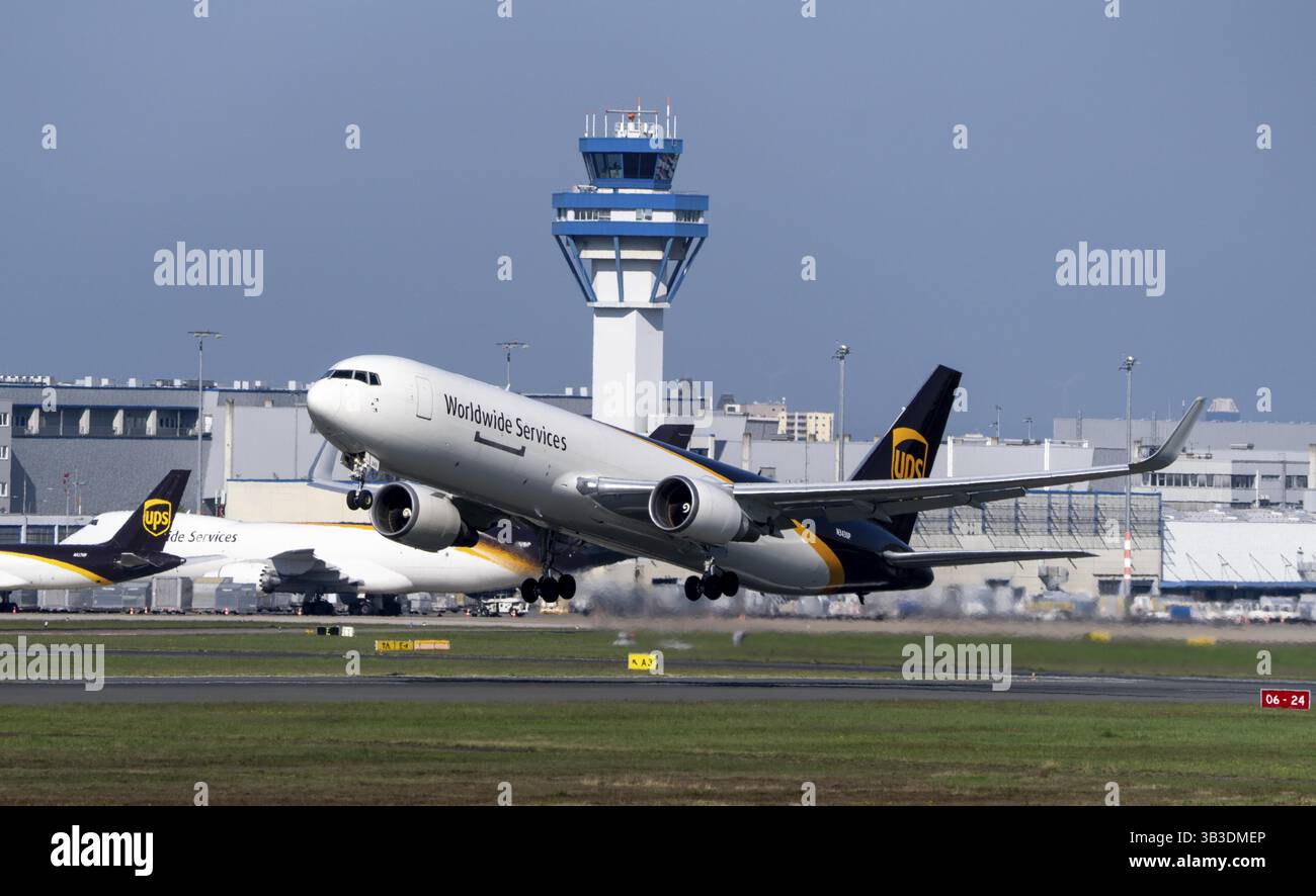 Cargo aircraft, UPS, Boeing 767-34AF, on take-off, Air Cargo Centre ...