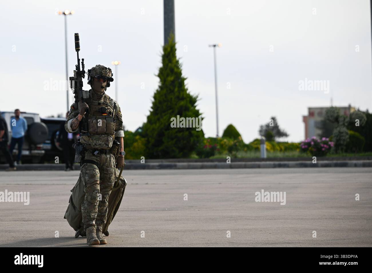 Damaskus, Syria. 27th Apr, 2025. An officer from the Foreign and ...