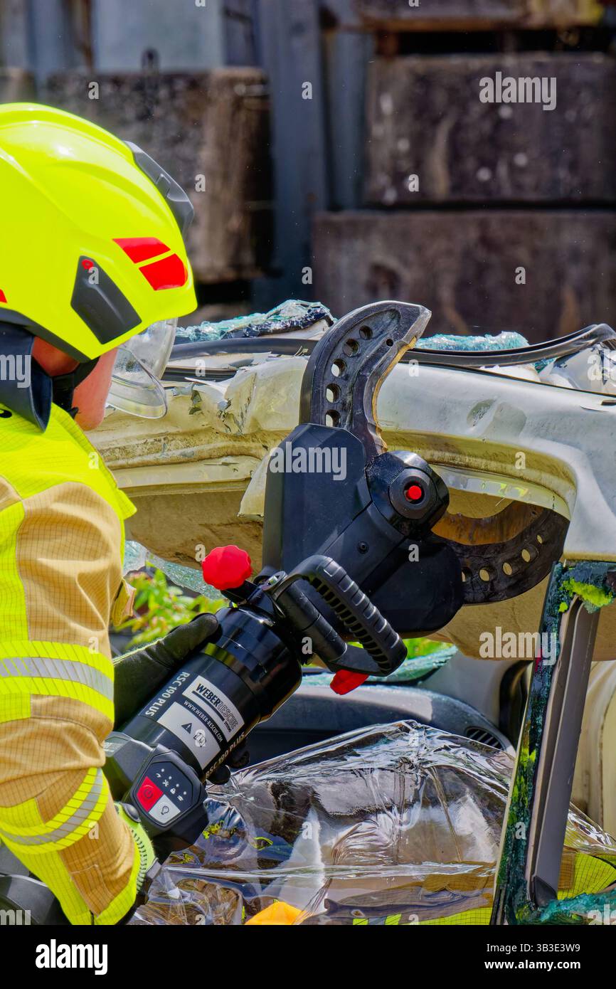 Einsatz der Feuerwehr. Rettung einer Person aus dem Unfallauto , mit ...