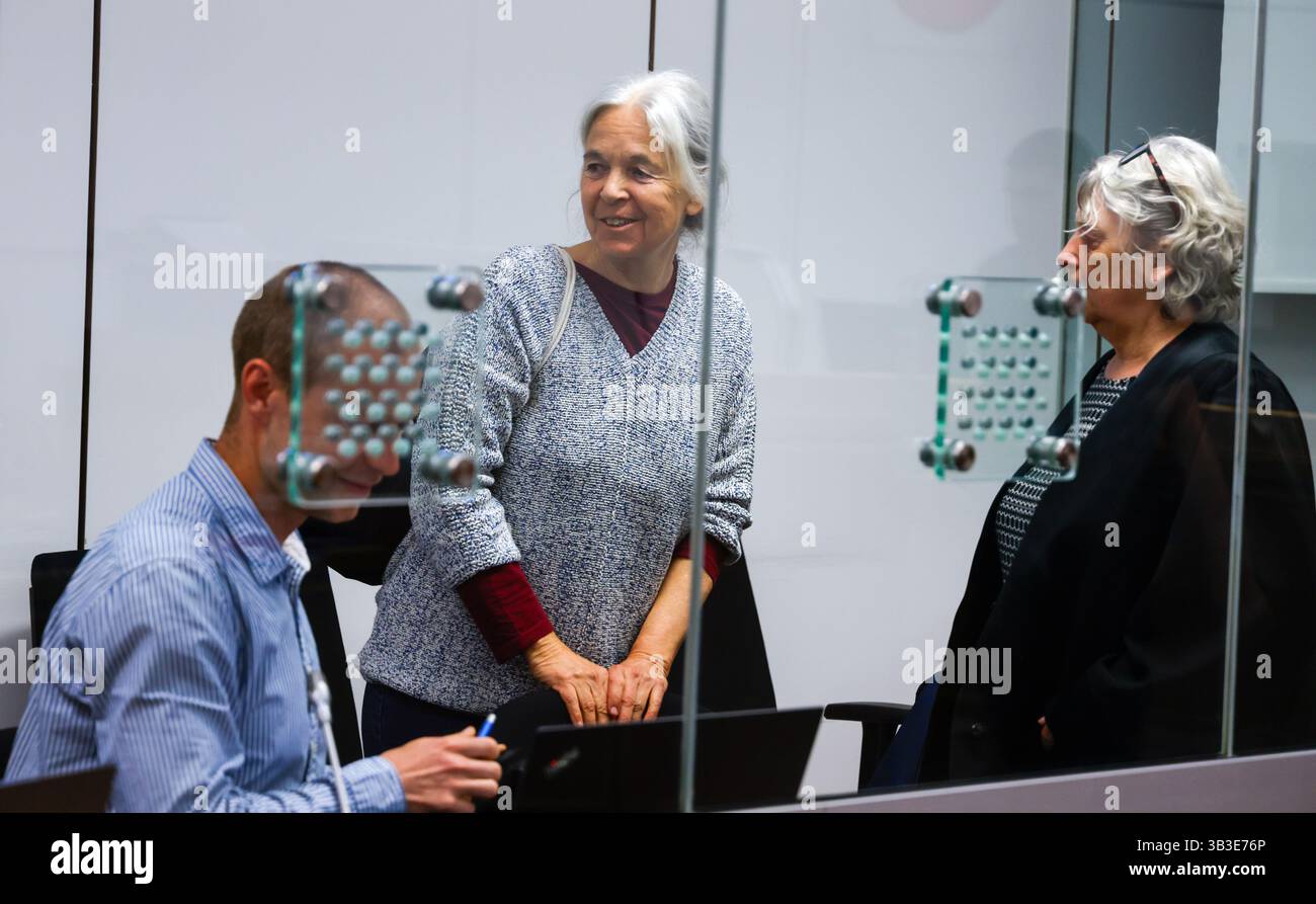 29 April 2025, Lower Saxony, Celle: Daniela Klette (center), former RAF ...