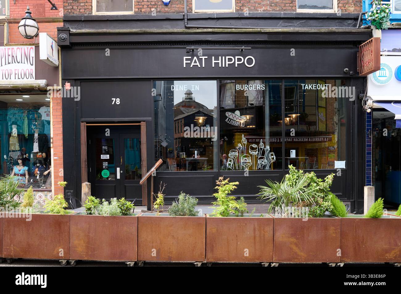 Architecture and businesses along Bold Street in Liverpool city centre ...