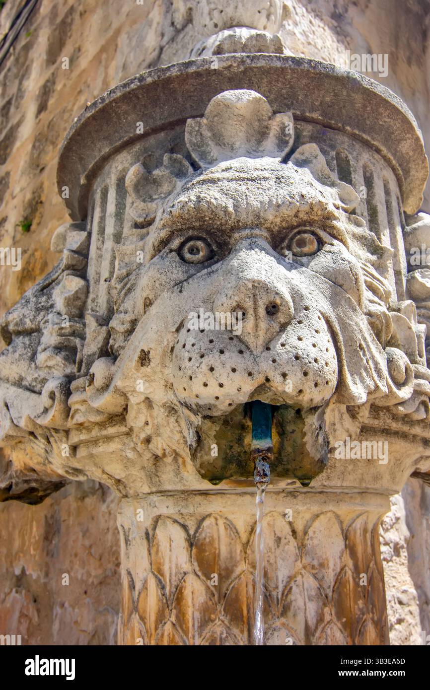 Pipe shaped statue hi-res stock photography and images - Alamy