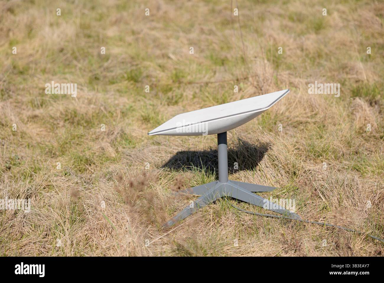 Starlink satellite antenna hi-res stock photography and images - Alamy