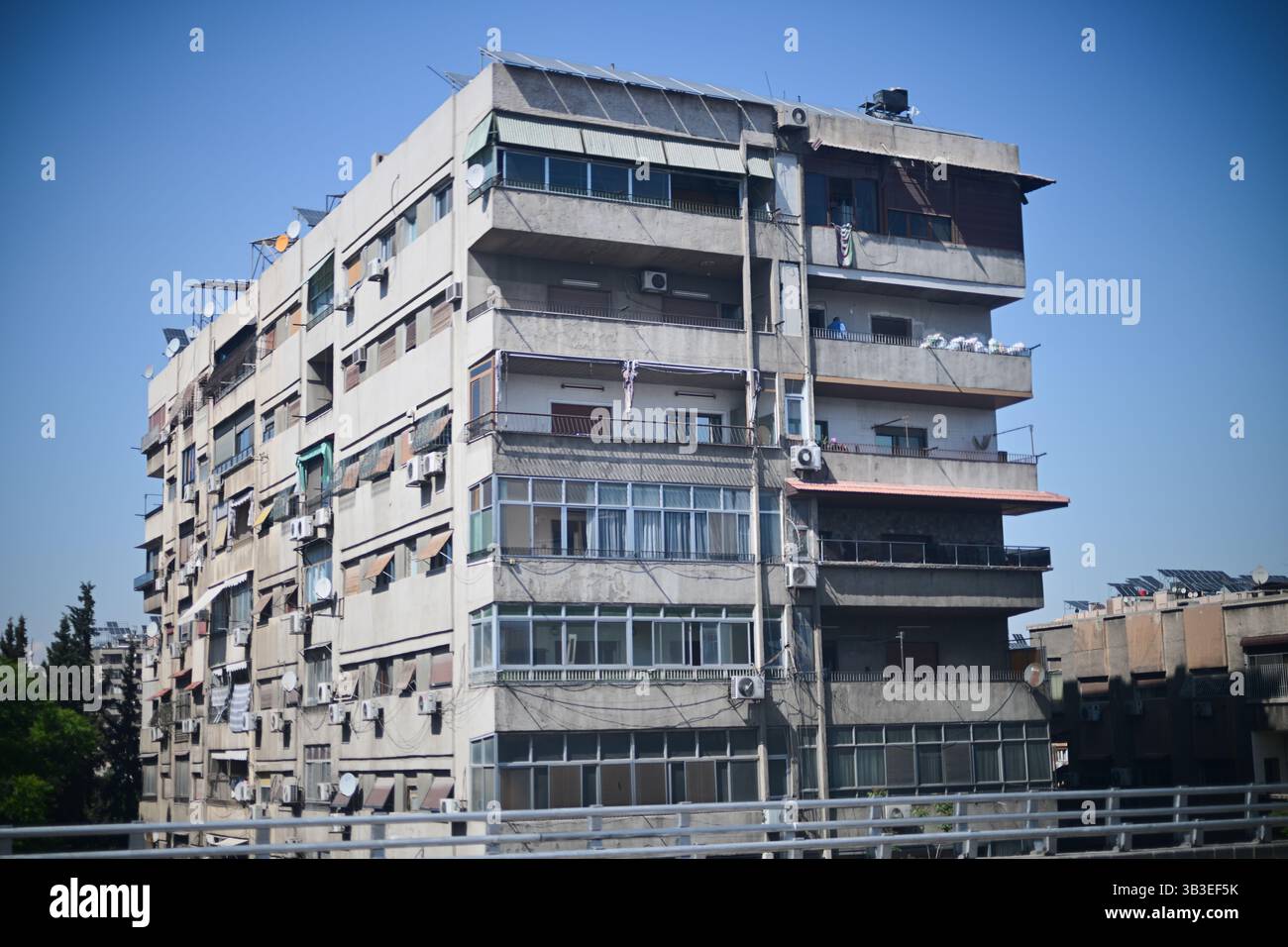 Damaskus, Syria. 27th Apr, 2025. An apartment building. Credit ...