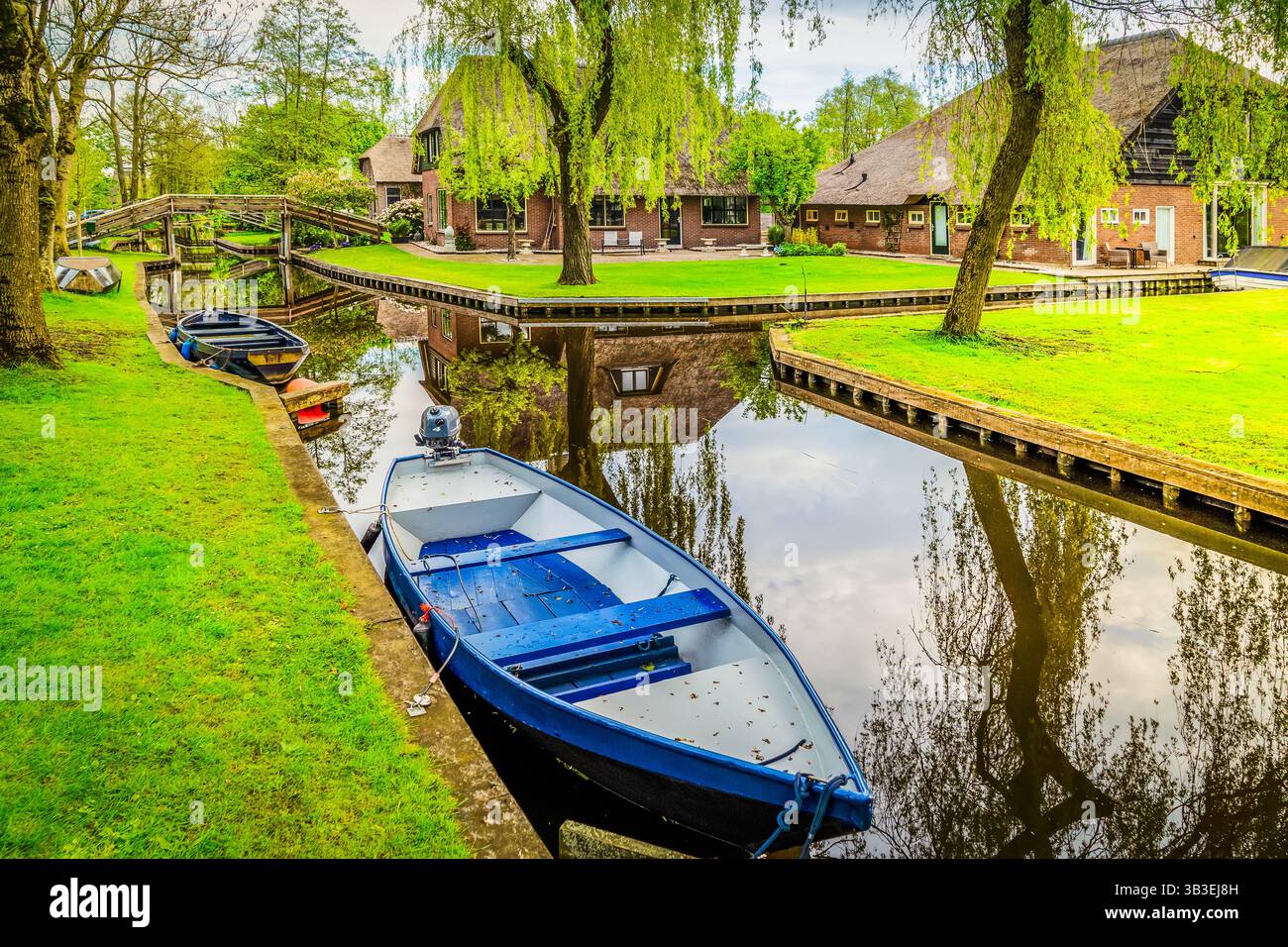 rural dutch traditional country small old town Giethoorn with canals ...