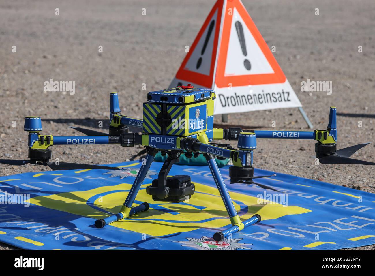 PRODUCTION - 29 April 2025, North Rhine-Westphalia, Cologne: A police ...