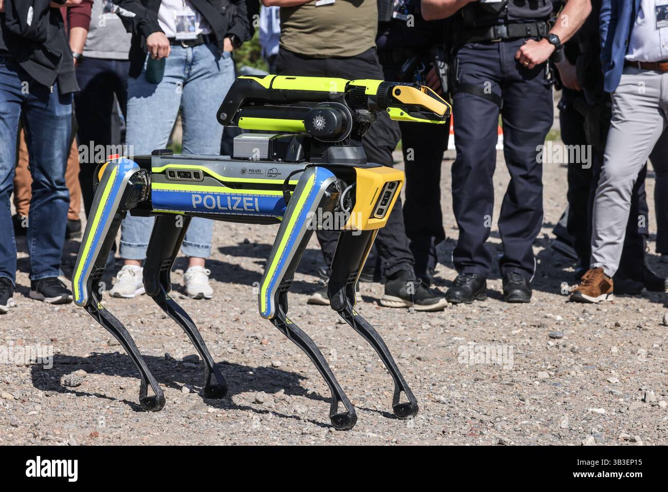 PRODUCTION - 29 April 2025, North Rhine-Westphalia, Cologne: A police ...