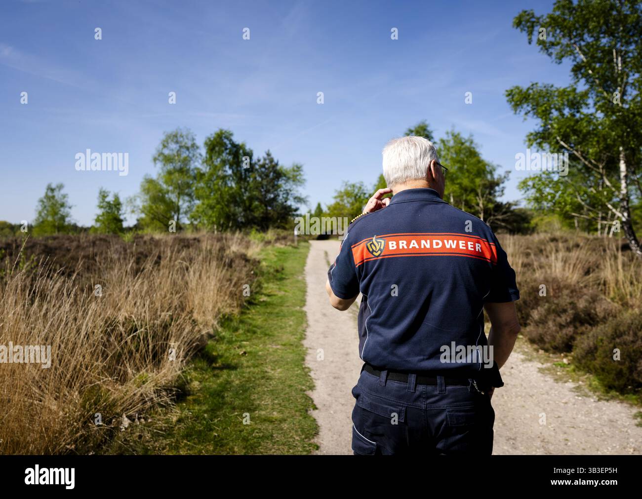 UGCHELEN - Nature fire expert Klaas Noorland in nature reserve 't ...