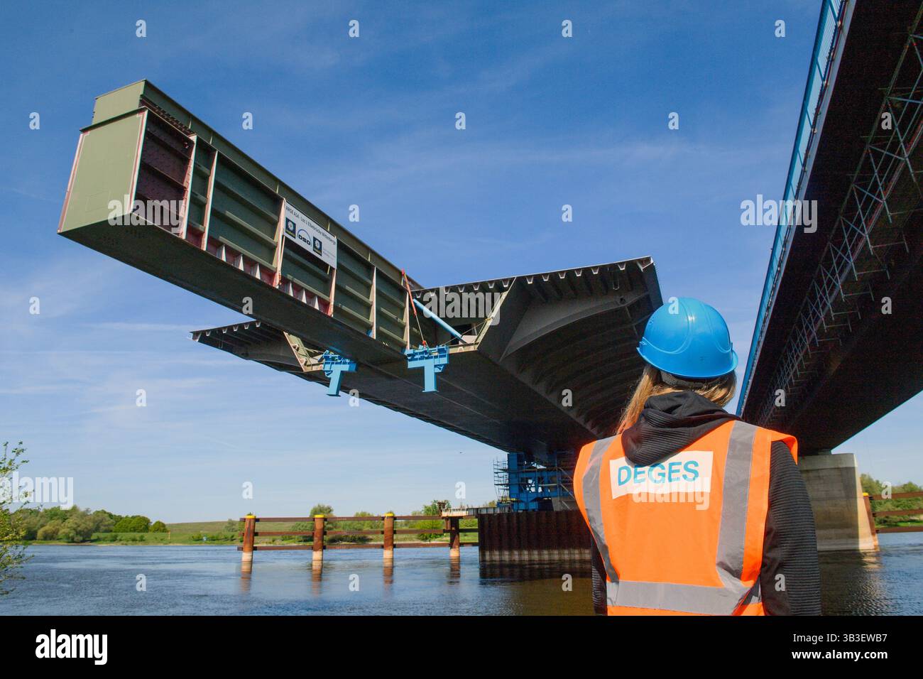 29 April 2025, Saxony-Anhalt, Seehausen: An engineer from "Deges ...