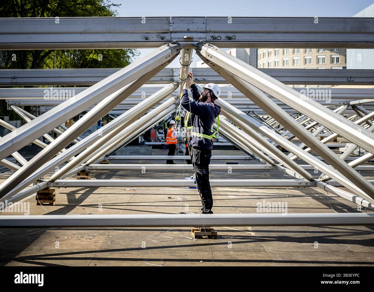 THE HAGUE - Work on a roof structure at the World Forum. The event ...