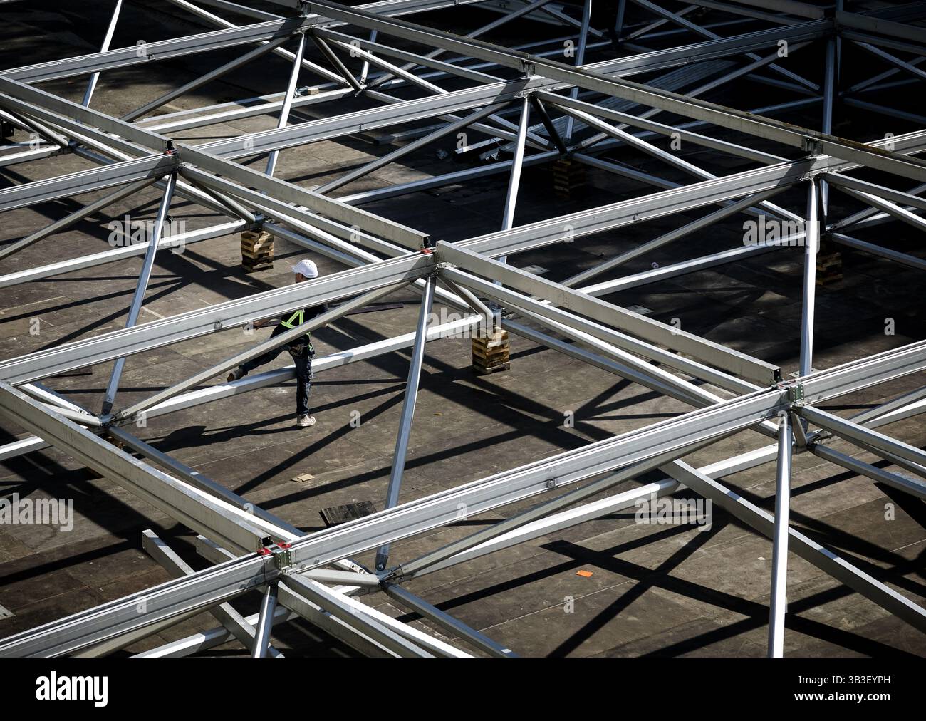THE HAGUE - Work on a roof structure at the World Forum. The event ...