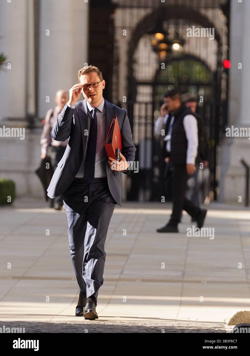 Chief Secretary to the Treasury Darren Jones arrives in Downing Street ...