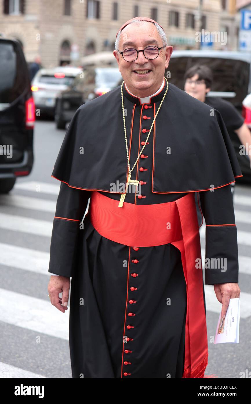 Kardinal Angelo De Donatis, verlässt die Basilika Santa Maria Maggiore ...