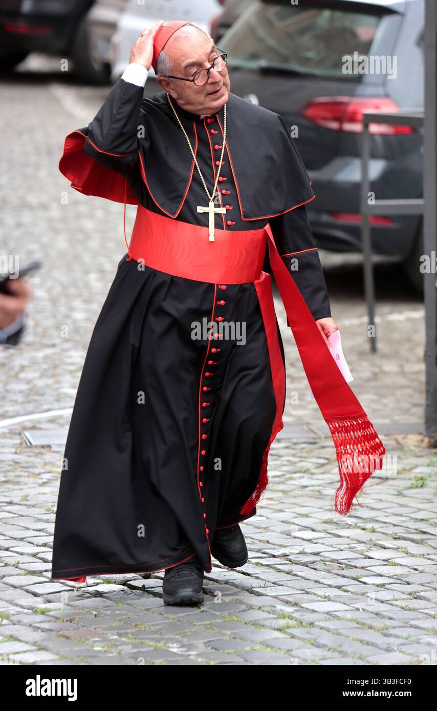 Kardinal Angelo De Donatis, verlässt die Basilika Santa Maria Maggiore ...